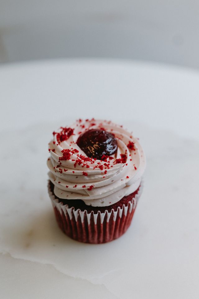 Red Velvet Raspberry Cupcakes (Dozen) – The Sugary